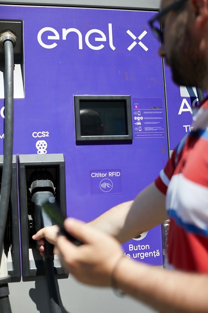 OMV Petrom și Enel X instalează stații pentru mașini electrice | Focus ...