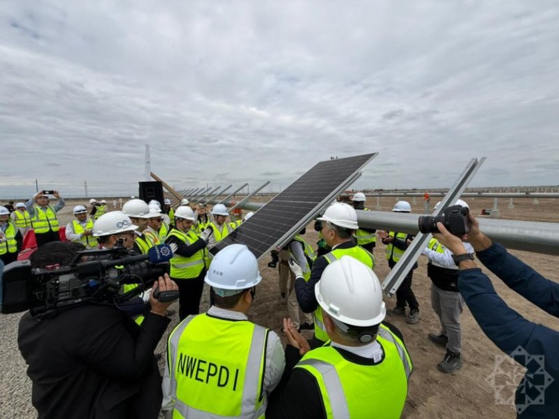 Primul panou solar instalat la cea mai mare centrală solară din ...